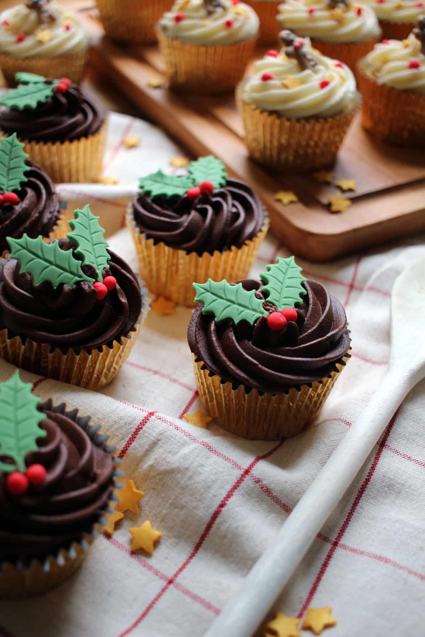 34 Cozy Christmas Cupcake Ideas