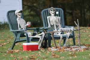 24 Silly Skeleton Front Yard Display Ideas for Halloween