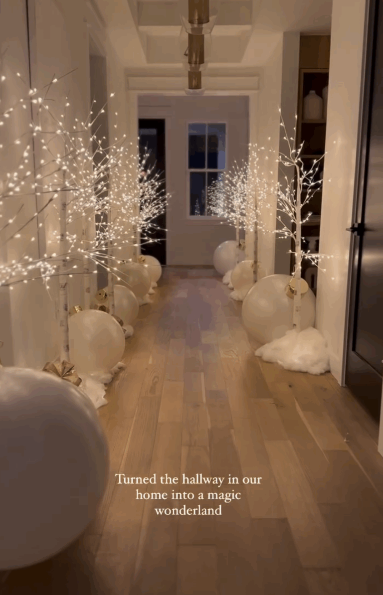 16 Magical Christmas Hallway Decor Ideas
