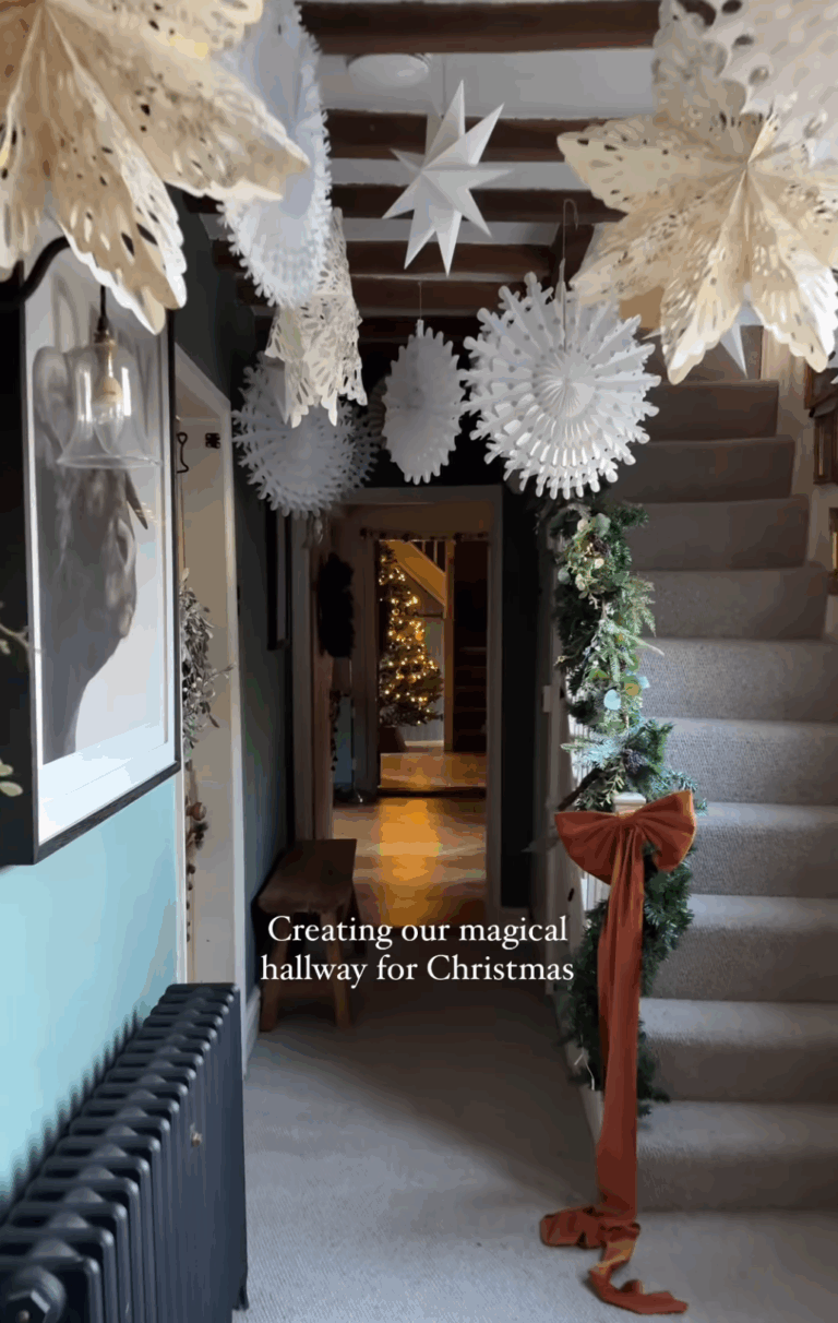 16 Magical Christmas Hallway Decor Ideas